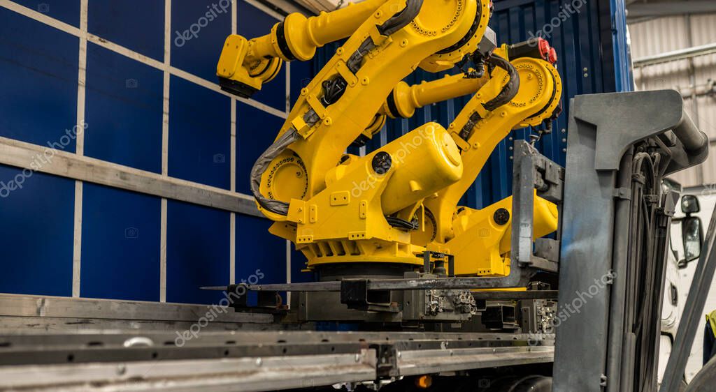 maquinaria rob tica de carga de camiones: robots transportados a una f brica de autom viles. 2024