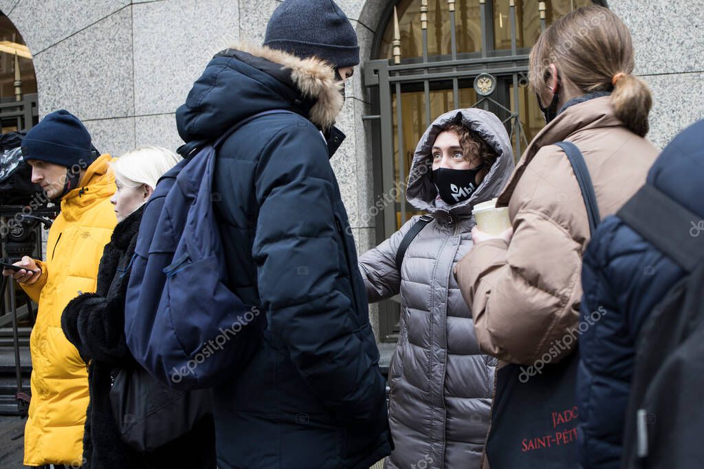 Mosc , Rusia - 25 de noviembre de 2021, Cientos de personas acudieron a los tribunales para ...