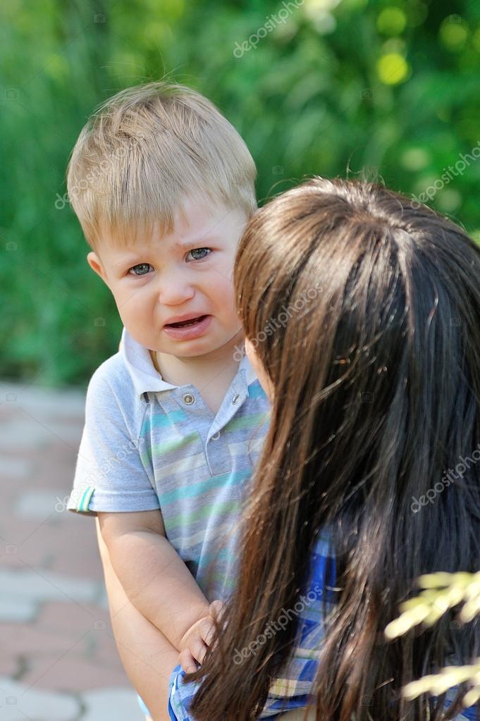 Small boy crying and hugging her mother, she calms him — Stock Photo ...