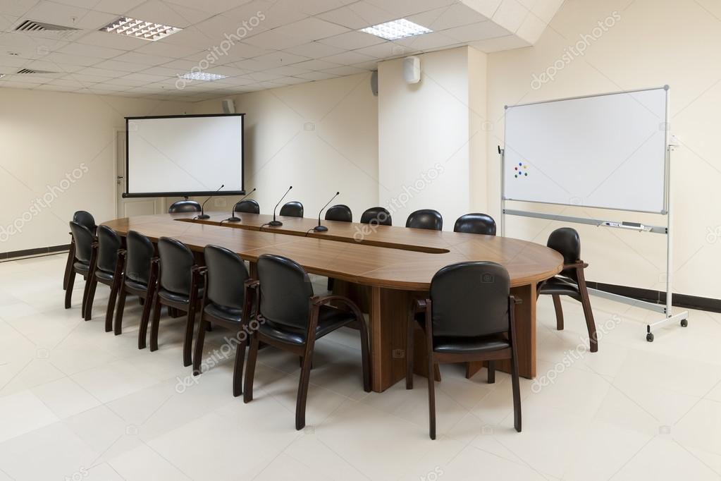 Table de conférence avec tableau et écran image libre de droit par ...