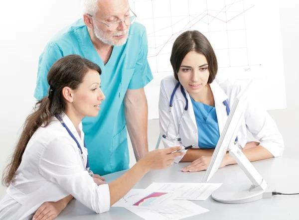 Médicos estudiando fotos de stock, imágenes de Médicos estudiando sin ...