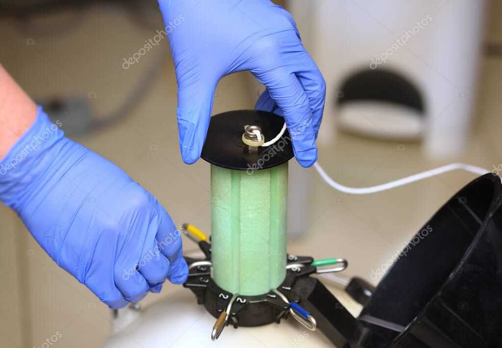 Recipiente de deguerra con nitr geno l quido con embriones y huevos congelados en un criobanco ...