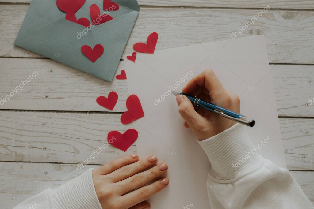 Devushka escribe una carta para su amada. La chica escribe una carta ...