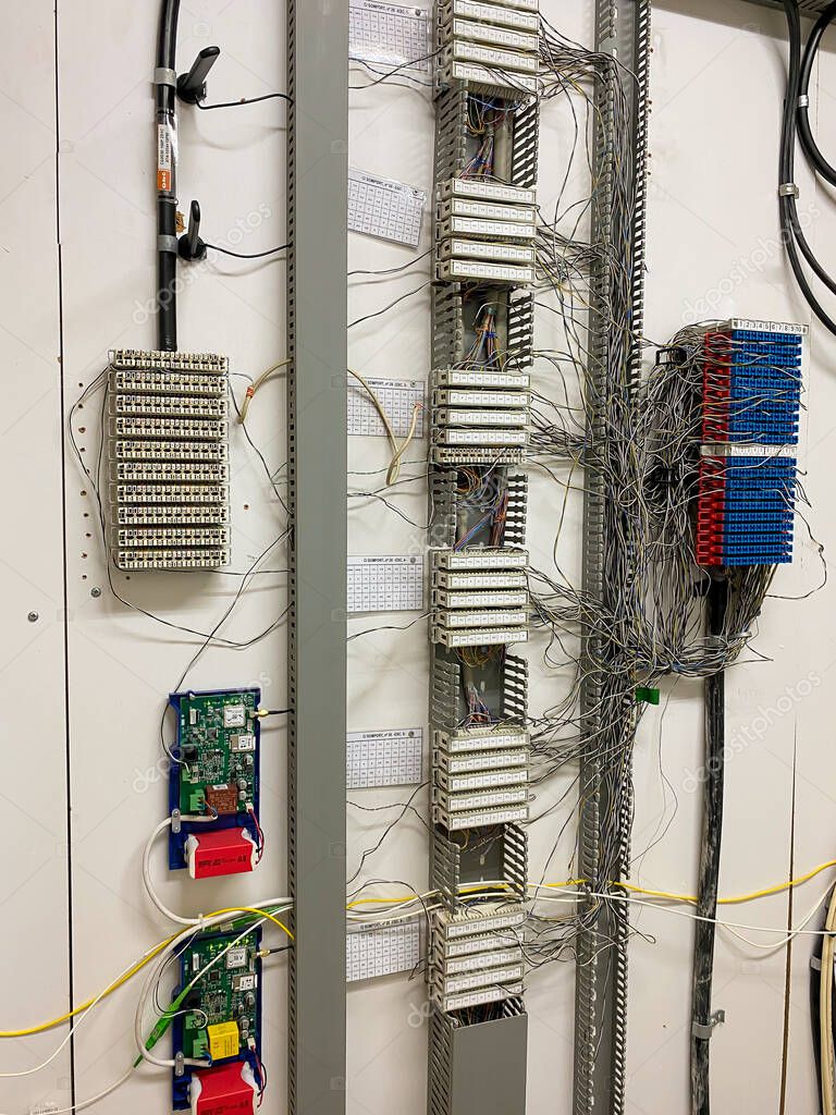 el cableado de los cables para teléfono y la conexión a Internet en la ...