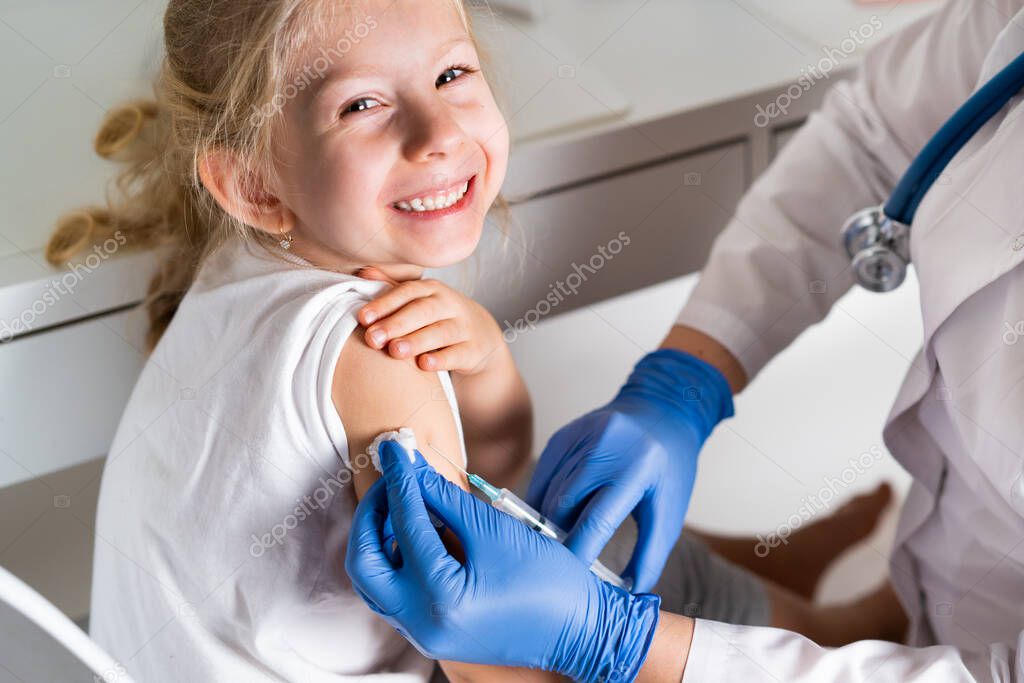 Vacunación De Los Niños Una Niña En Una Cita Con El Médico Una Inyección En El Brazo La Conce