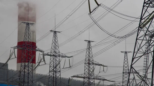 Central el ctrica. Equipo de las estaciones de energ a el ctrica. Humo blanco de un tubo 2024