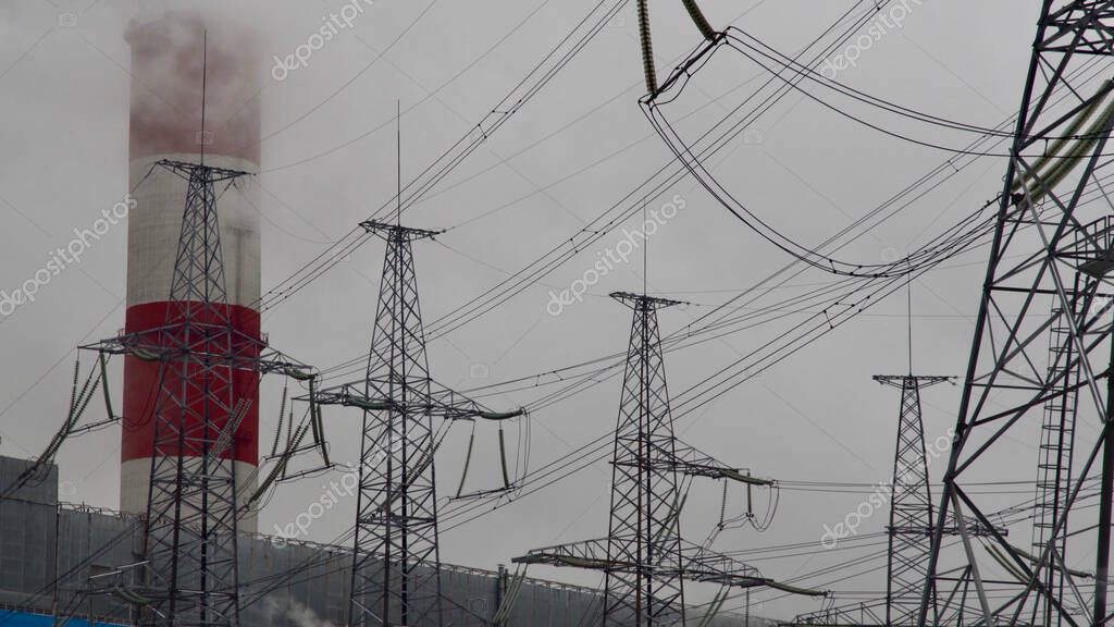 Central el ctrica. Equipo de las estaciones de energ a el ctrica. Humo blanco de un tubo 2024