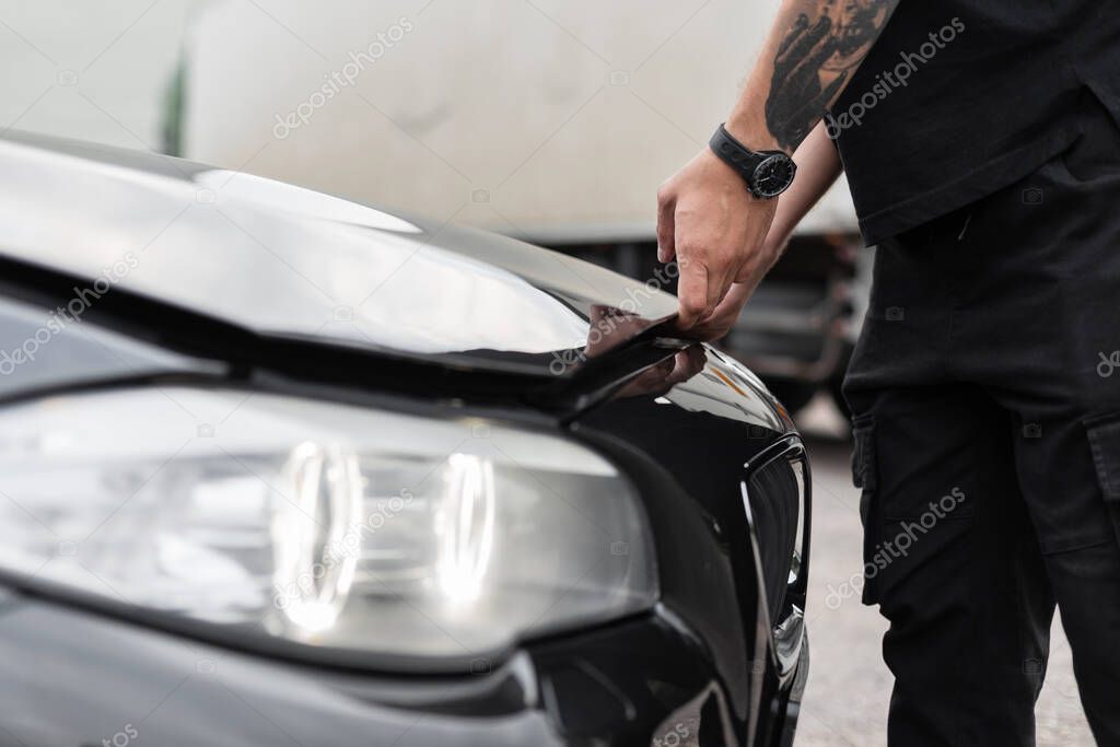 Conductor Abre Capó Del Auto Las Manos Del Hombre Abren — Foto de stock ...