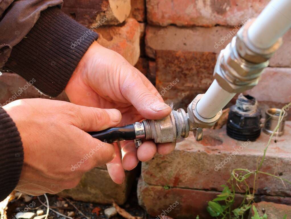 fijar la manguera a la tubería de agua al aire libre, comprobar y ...