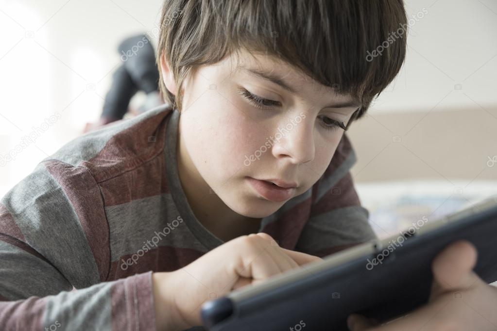 Niño y una tableta digital — Foto de stock #47898211 © J2R