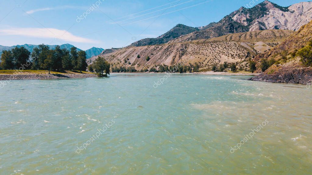 Dos r os chocan en uno con incre bles vistas a la monta a. Im genes de ...