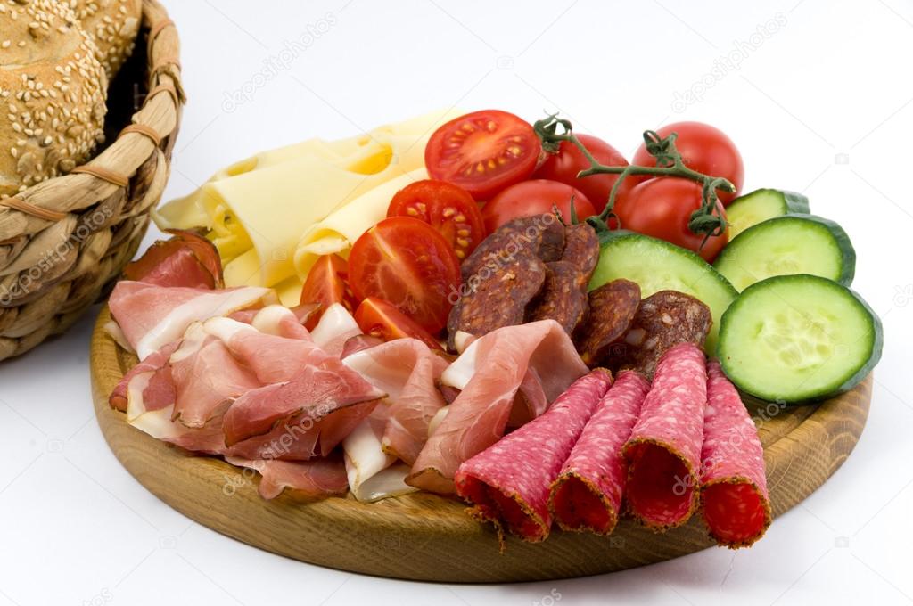 Desayuno rústico en plato de madera 2022