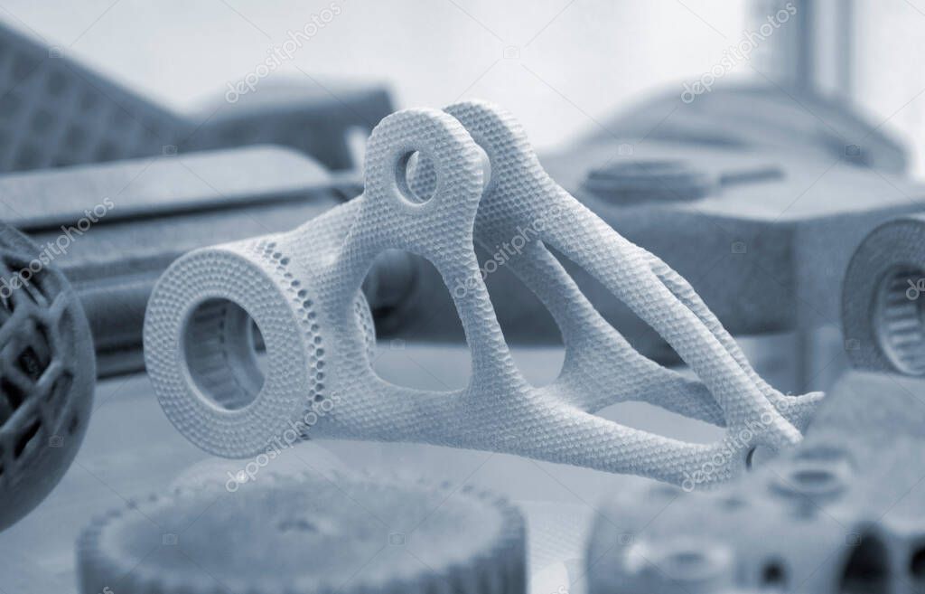 Objeto gris impreso en una impresora 3D industrial en polvo ...
