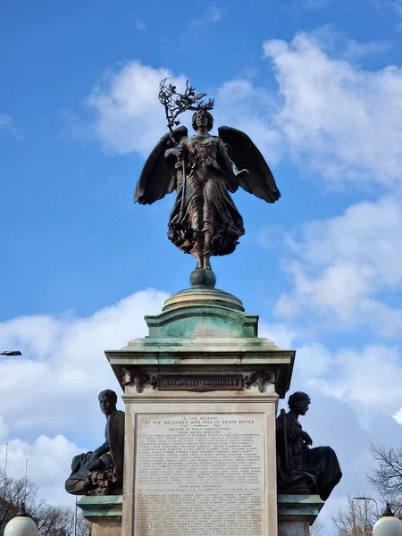 Monumento a la Guerra de Sudáfrica también conocido como Boer War Memorial en Cardiff Gales ...
