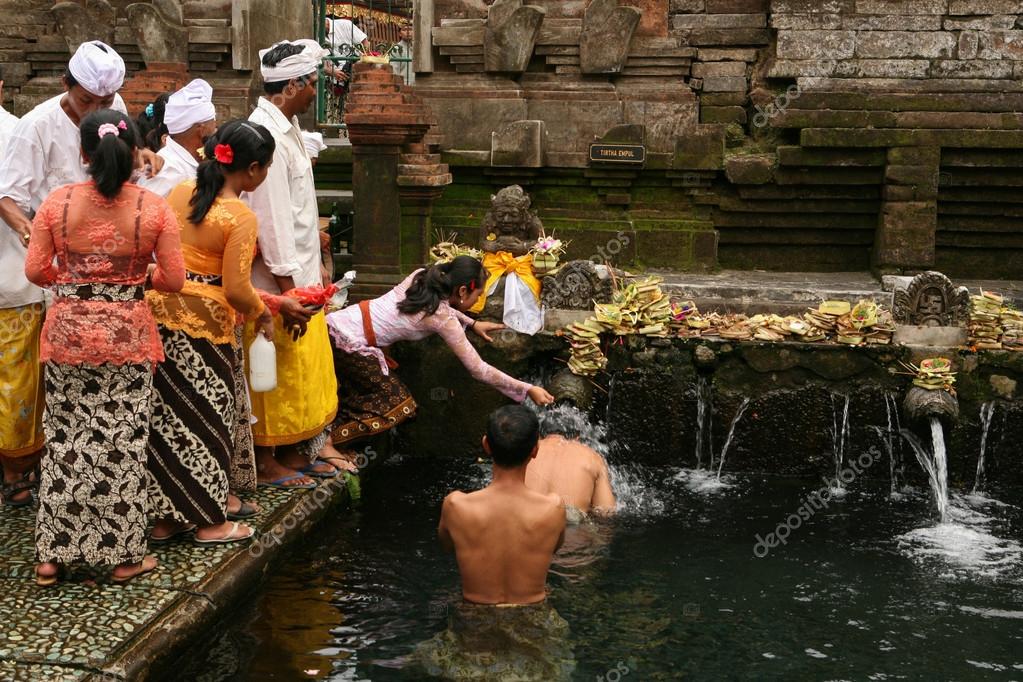 Devotees line up for the cleansing ceremony — Stock Editorial Photo ...