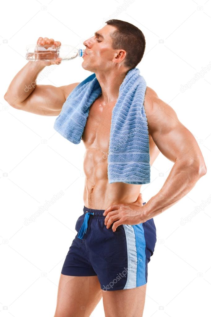 年轻的肌肉男用蓝色毛巾在脖子上，喝着水，孤立的白色背景上 ——图库图片 © Nikolas_jkd #47721995