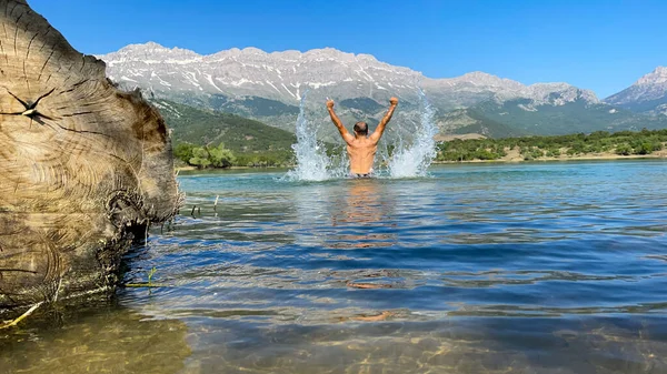 Movimientos energéticos y rítmicos en el lago con vista a la montaña y ...