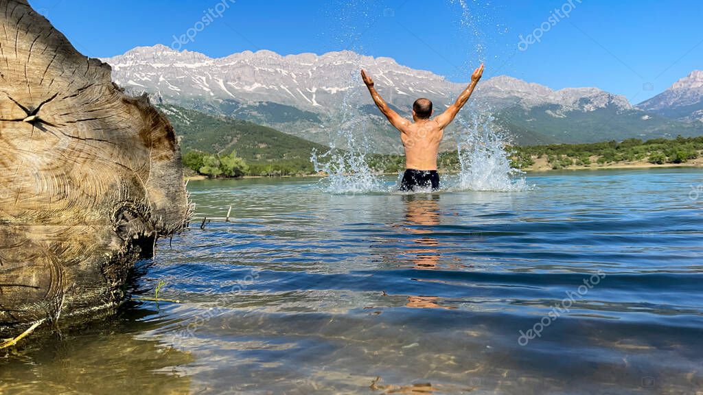 Movimientos energéticos y rítmicos en el lago con vista a la montaña y ...