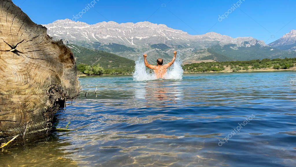 Movimientos energéticos y rítmicos en el lago con vista a la montaña y ...