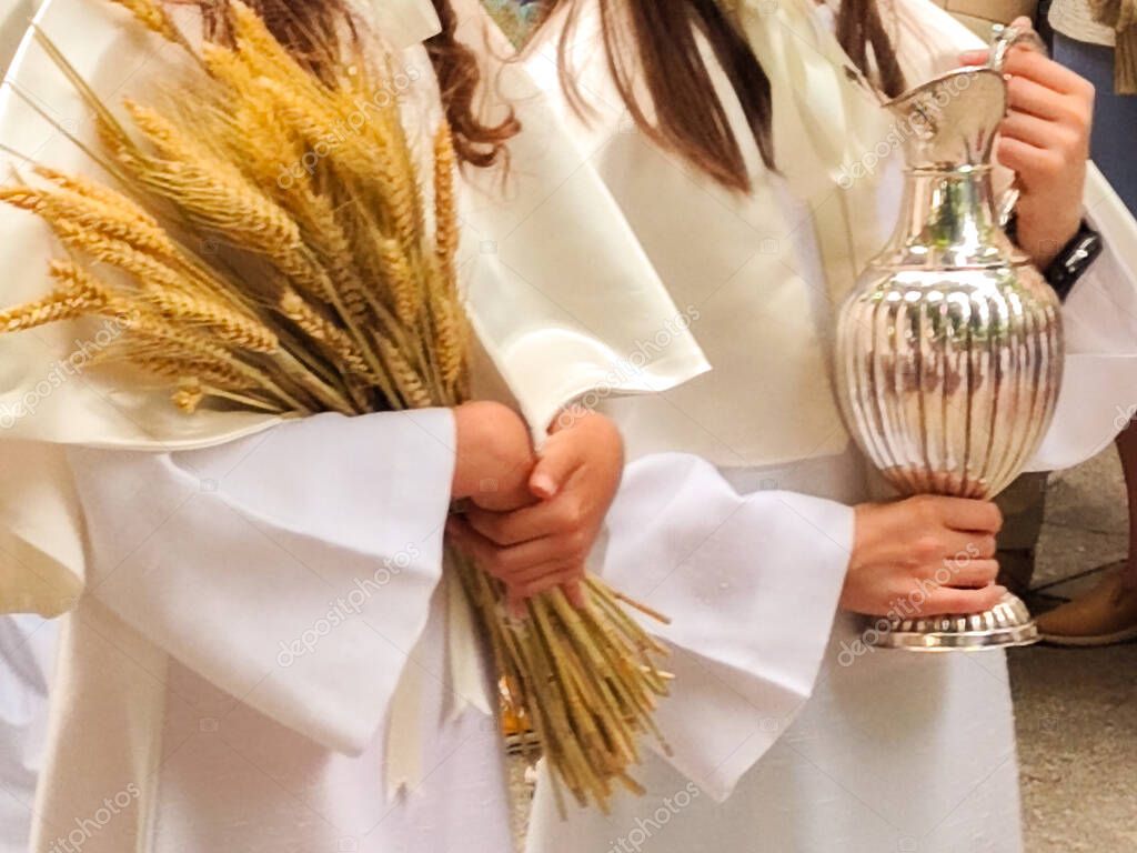detalle de los monaguillos que llevan las espigas de maíz y una jarra ...