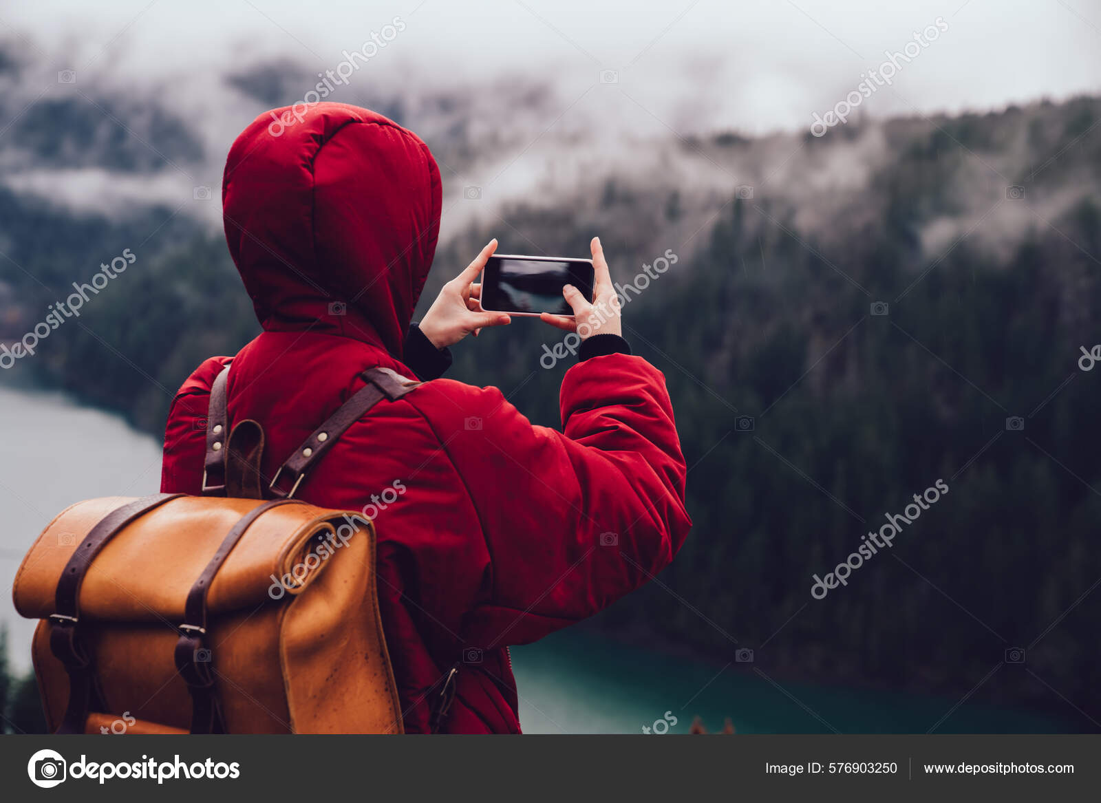 Vista Trasera Explorador Irreconocible Con Mochila Ropa Abrigo Usando ...