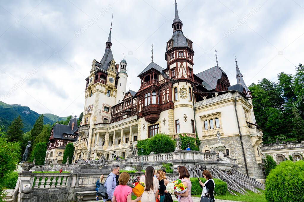 Sinaia, Rumania - 3 de julio de 2021: Hermoso edificio neorrenacentista ...