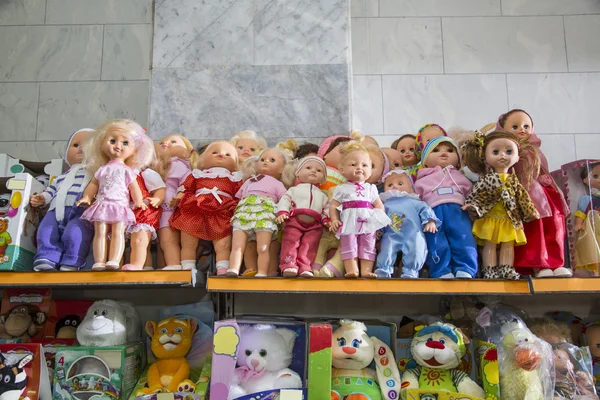 Dolls on a shelf in the store – Stock Editorial Photo © evdoha #42565891