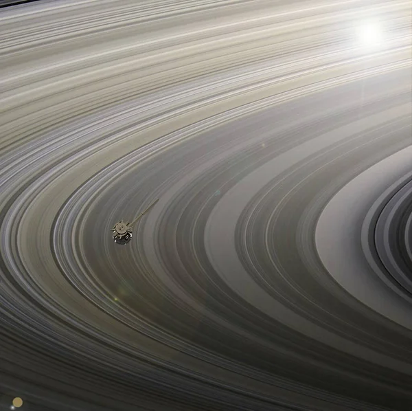Satélite Cassini se acerca a Saturno. Cassini Huygens es una nave espacial no tripulada enviada ...
