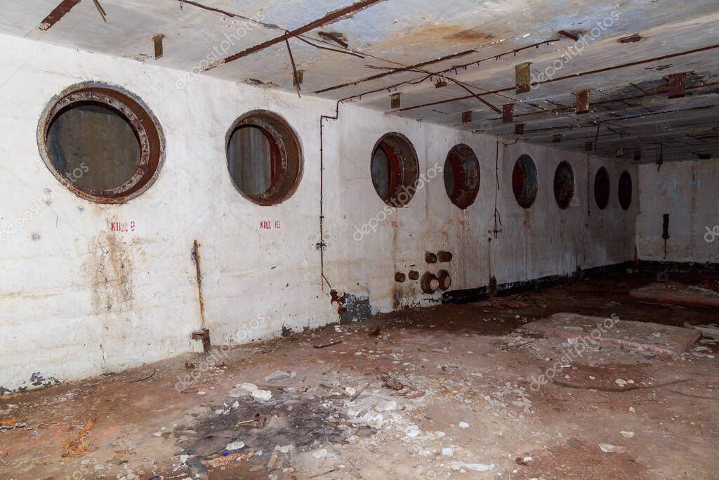 El interior de un búnker militar secreto subterráneo anti nuclear abandonado. Lugar espeluznante ...