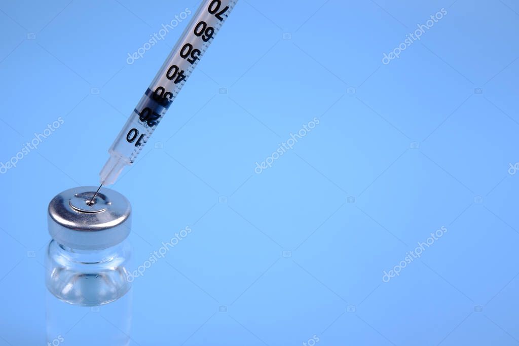 Frasco con una vacuna o insulina, una jeringa para inyección sobre ...