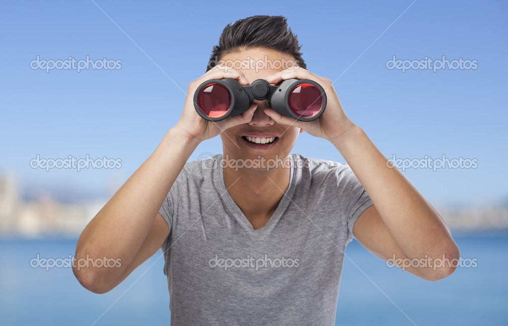 Hombre mirando a través de binoculares: fotografía de stock ...