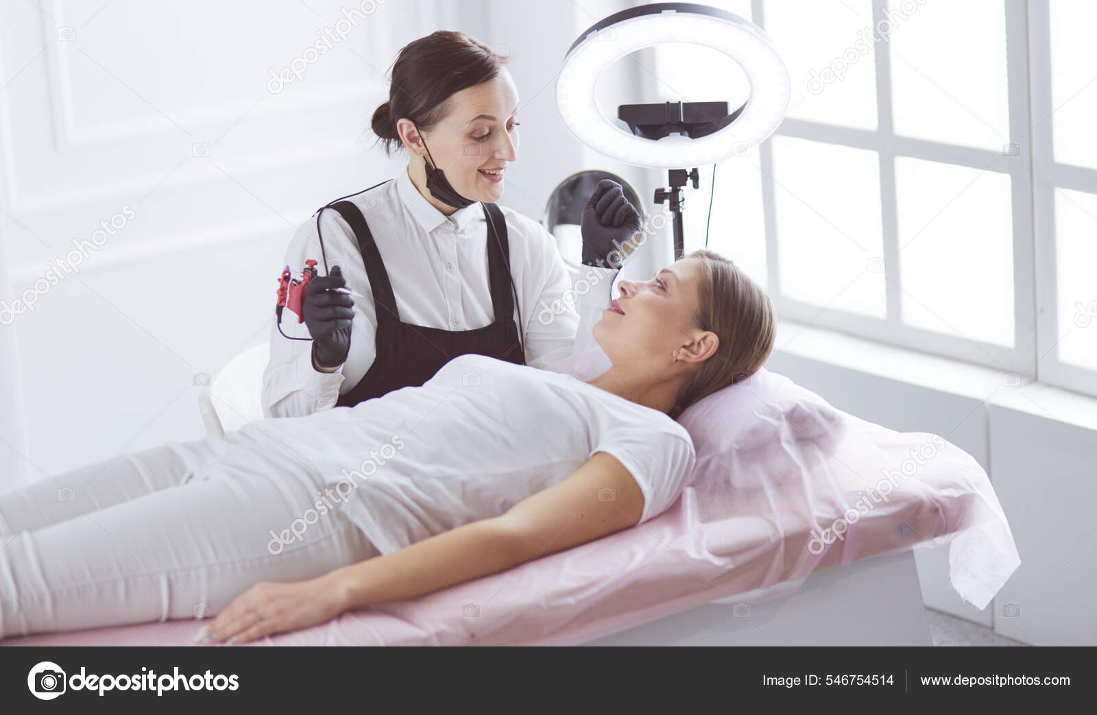 Microblading eyebrows work flow in a beauty salon. — Stock Photo ...