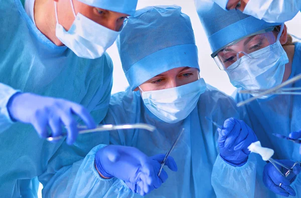 Cirujanos en la operación fotos de stock, imágenes de Cirujanos en la ...