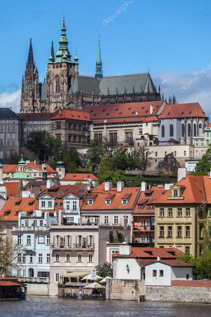 PRAGA, REPÚBLICA CHECA - CIRCA MAYO 2017: Vista del centro histórico de Praga con el castillo de ...