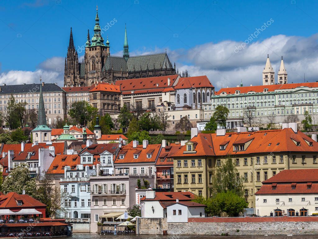 PRAGA, REPÚBLICA CHECA - CIRCA MAYO 2017: Vista del centro histórico de Praga con el castillo de ...