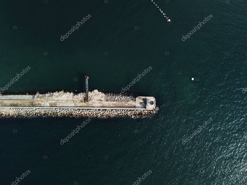 Vista aérea del dron de un rompeolas. rompeolas en el mar, una ...