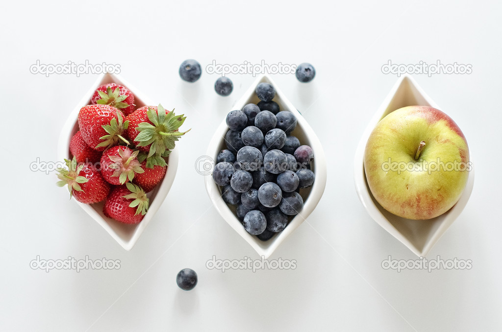 3 porciones de frutas y bayas — Foto de stock © Saschanti17 #47708945