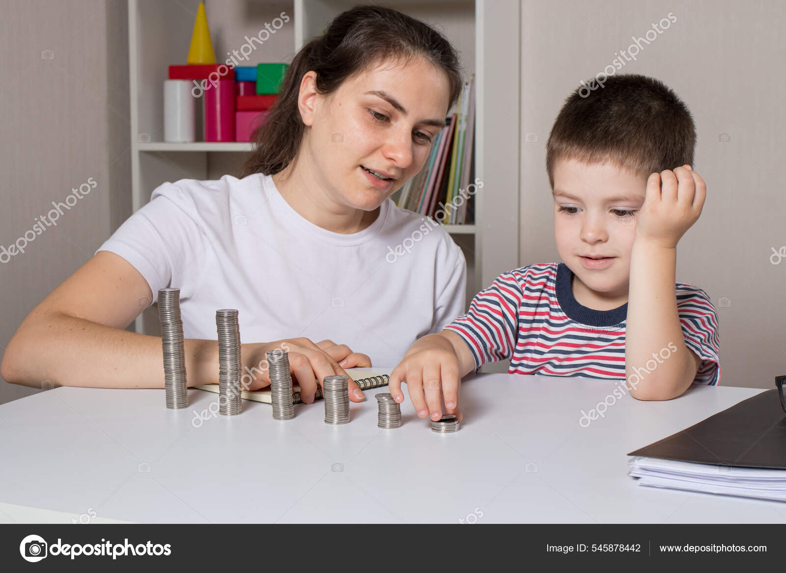 Mother and child learn financial literacy for children, to invest ...