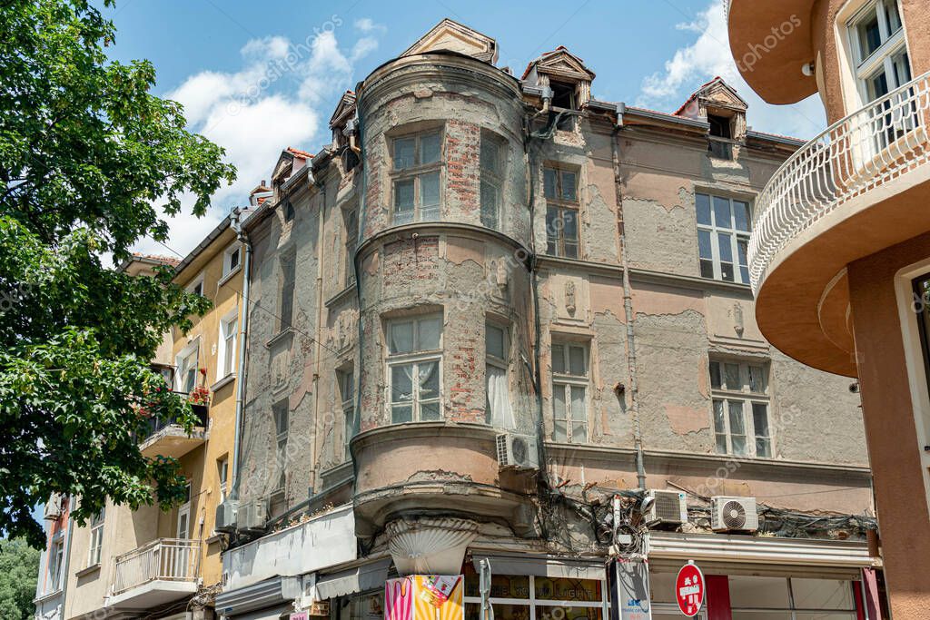 Plovdiv, Bulgaria - 23.05.2022: Fachada de edificios históricos en obras de renovación cubiertas ...