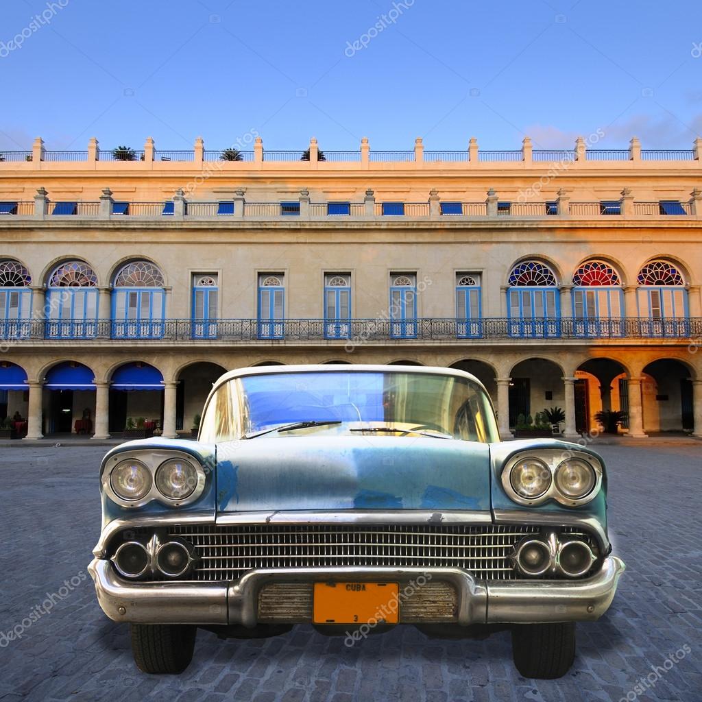 Coche viejo en la calle Havana 2025
