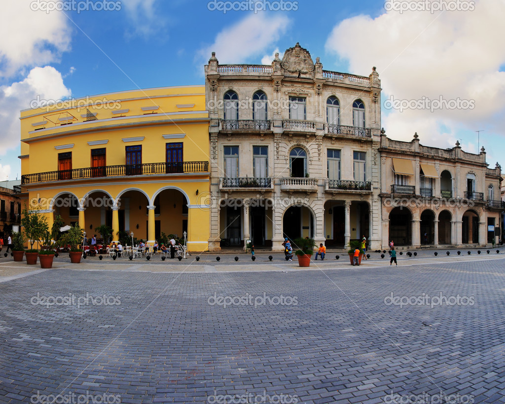 Edificios coloniales típicos en la plaza Old havana — Foto de stock ...