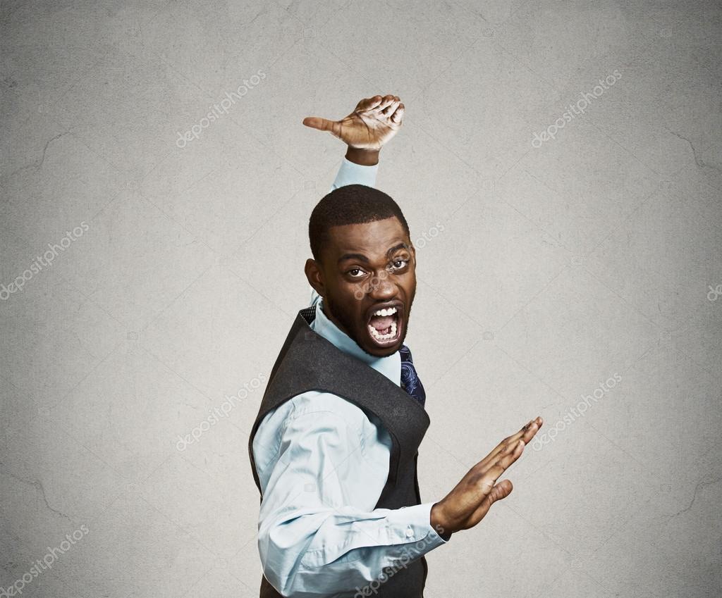 Ejecutivo enojado, negociador en kakrate chop pose 2023