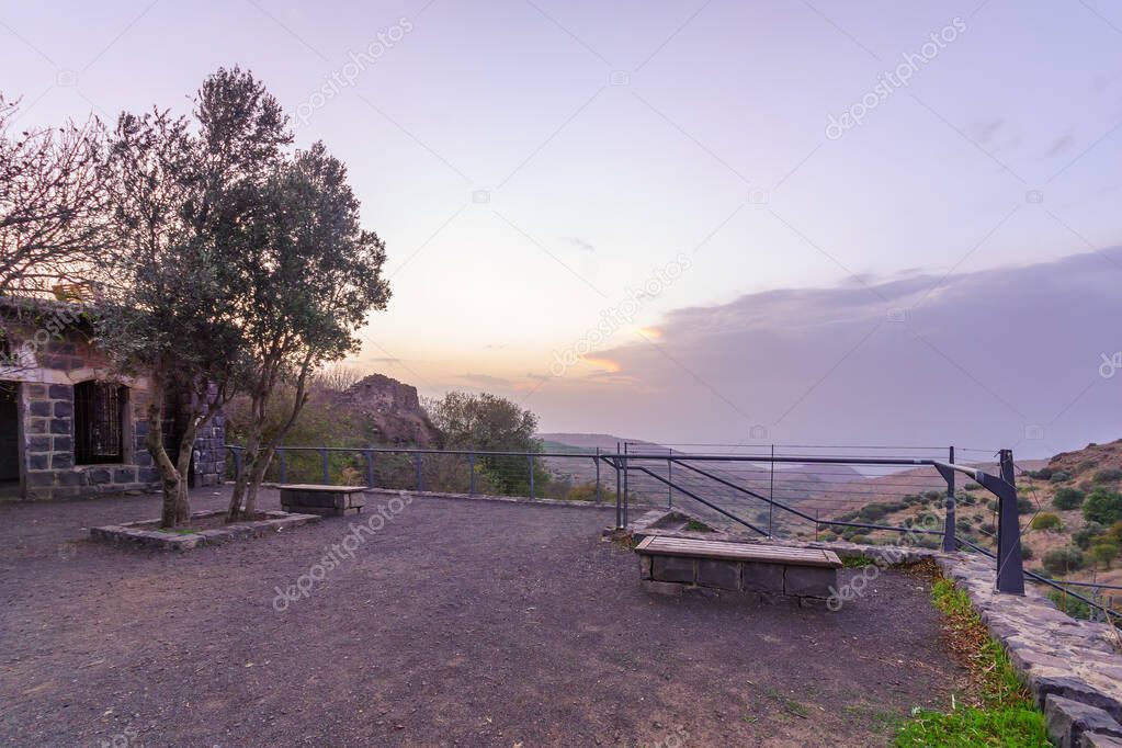 Vista del atardecer de los restos de la aldea de Pik, el valle de Ein ...
