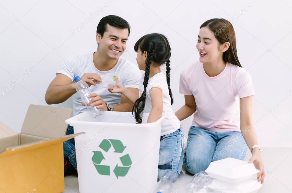 Familia asiática feliz separando la basura de clasificación para su ...