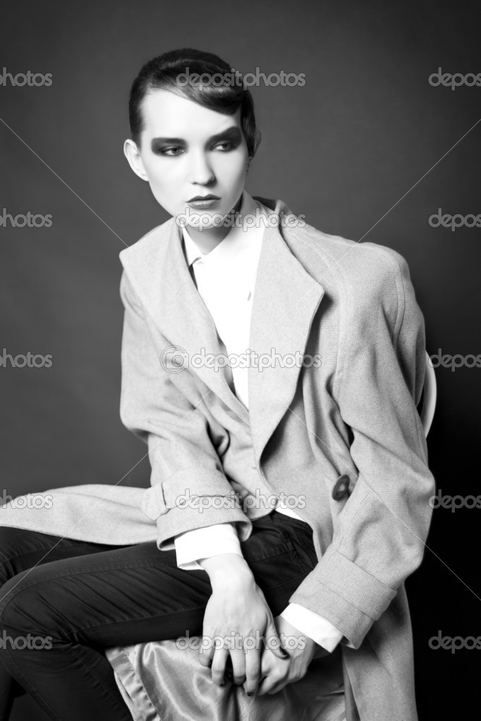 Retrato de estilo retro secreto de la joven con un abrigo claro sobre ...