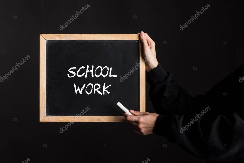 un letrero de pizarra con la palabra trabajo escolar escrita en él 2023