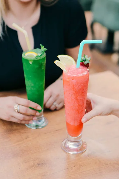 Fröhliche freunde die cocktails trinken Stock Photos, Royalty Free ...