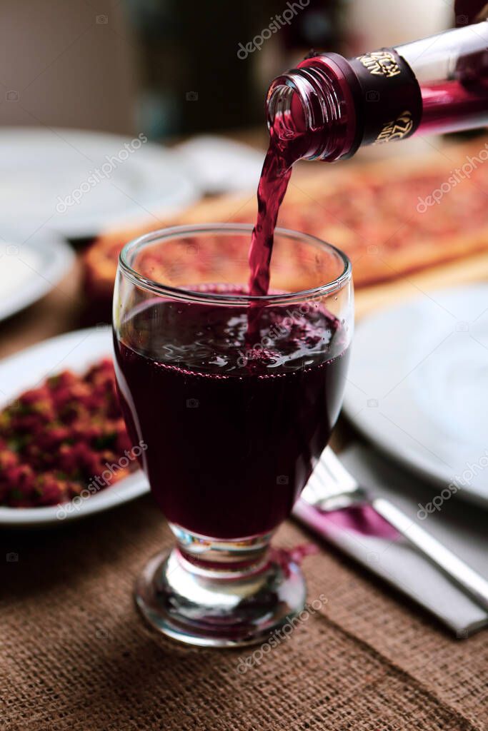 Salgam suyu, bebida turca popular, jugo de nabo 2023