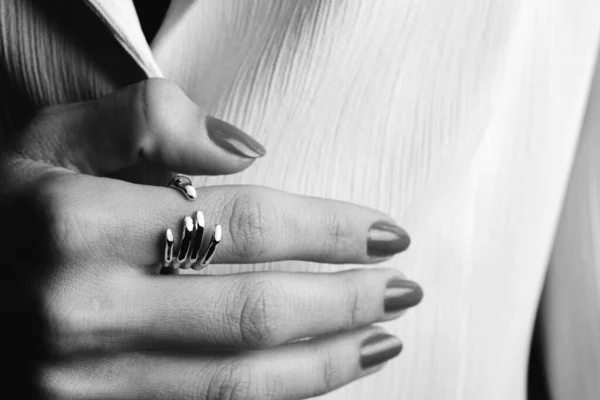 Manos con joyas fotos de stock, imágenes de Manos con joyas sin ...