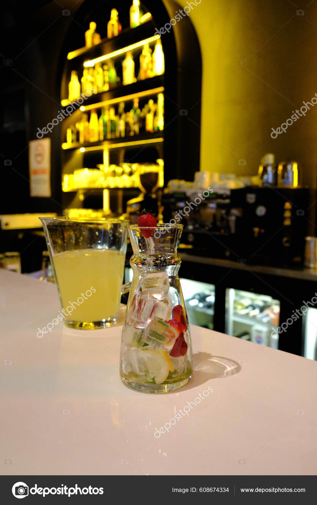 Bebida Cóctel Alcohol Mesa Restaurante — Foto de stock #608674334 ...